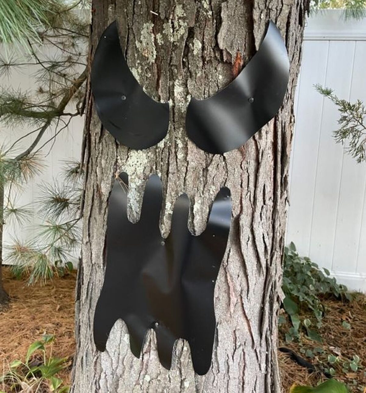 25+ Outdoor Tree Decoration Ideas for Halloween
