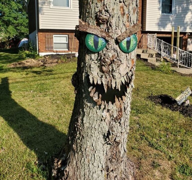 25+ Outdoor Tree Decoration Ideas for Halloween