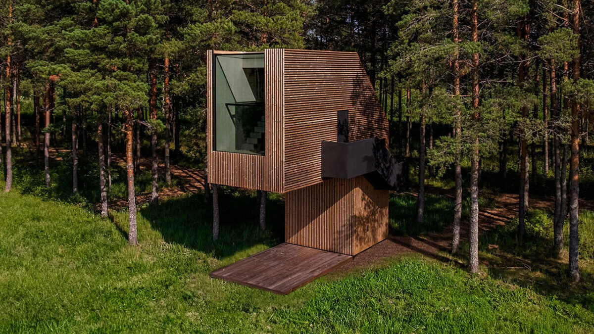 Piil Treehouse Adorns a Multi-Level Layout and Mezzanine mid-air
