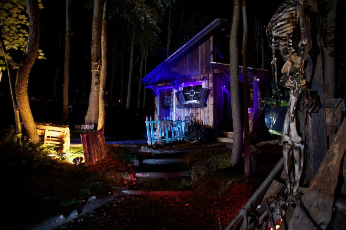 15+ Tiny House Halloween Décor Ideas to Set the Spooky Scene