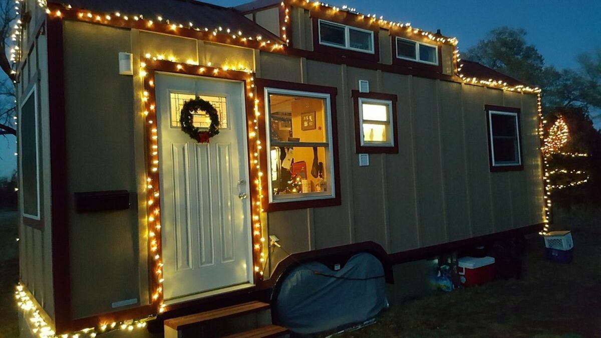 15+ Tiny House Halloween Décor Ideas to Set the Spooky Scene