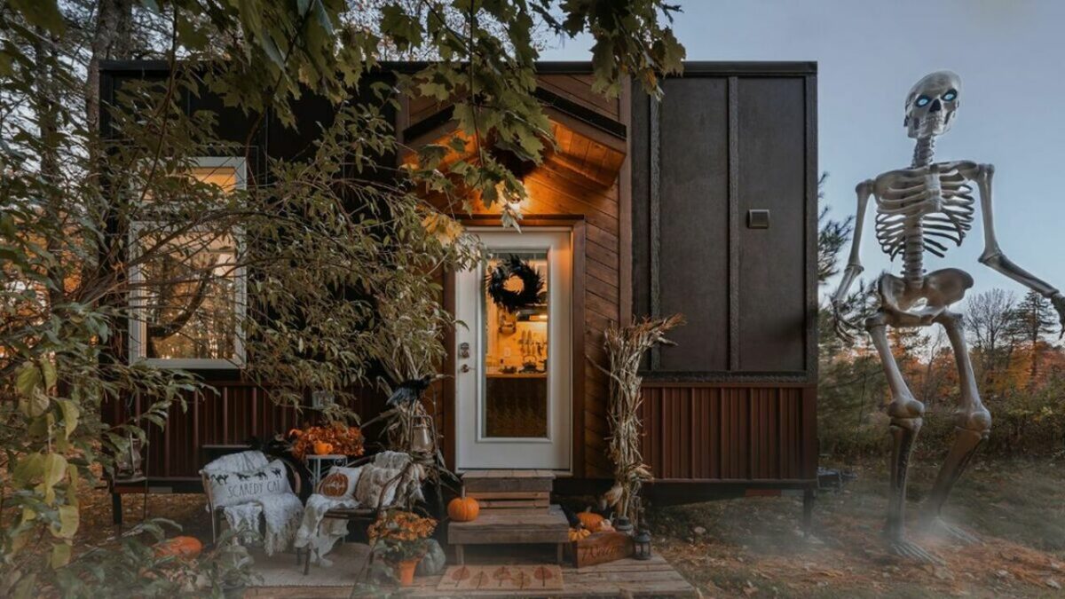 15+ Tiny House Halloween Décor Ideas to Set the Spooky Scene