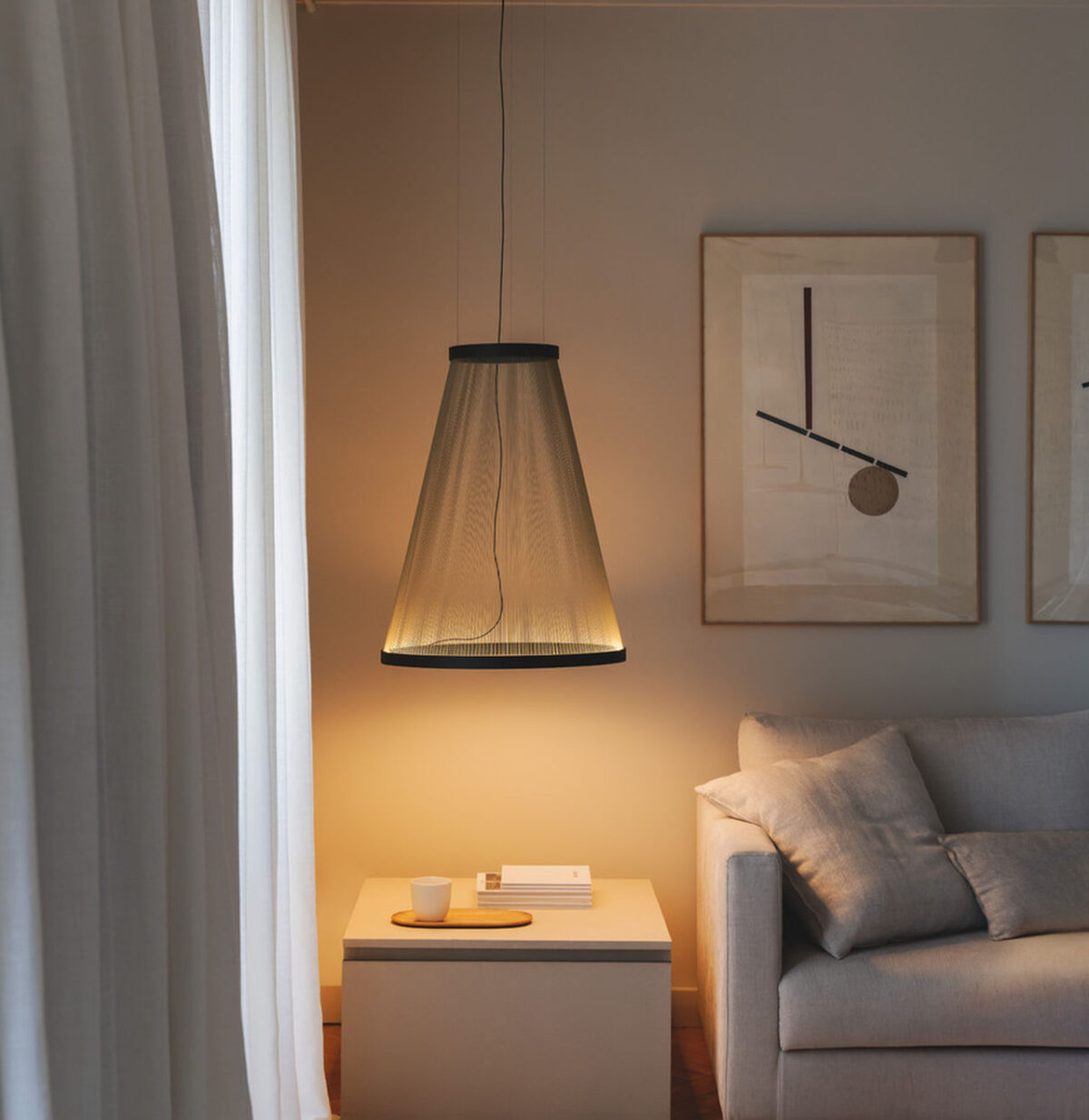 Array Pendant Light Creates Grasping Light and Shadow Affair