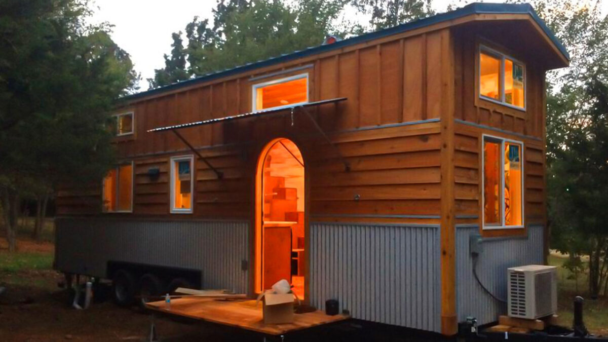 La Luna Llena Tiny House Has Artistic Touch to its Simple Layout