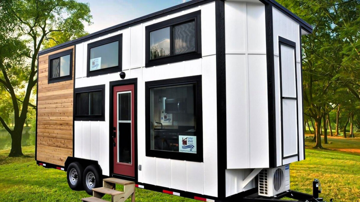 Ramblin’ Rose Tiny House has Stand-up Loft & Entertainment Zone