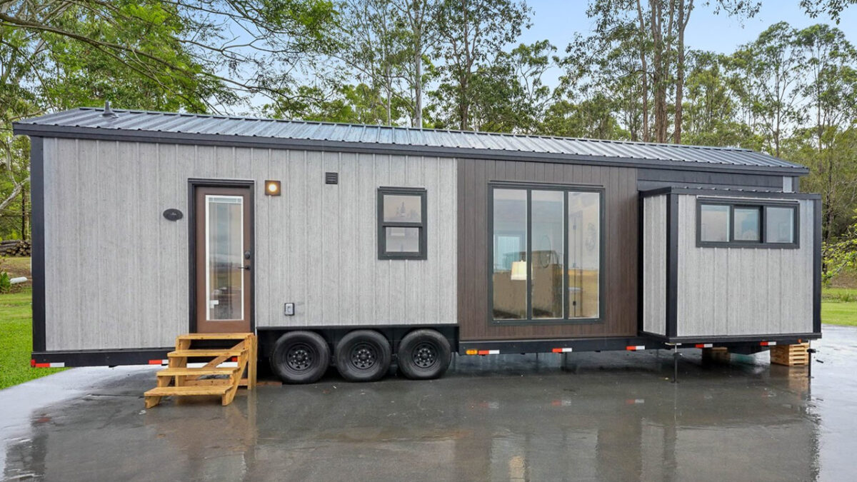 Cortes Tiny House With Slide-Out Architecture Creates 3 Bedrooms