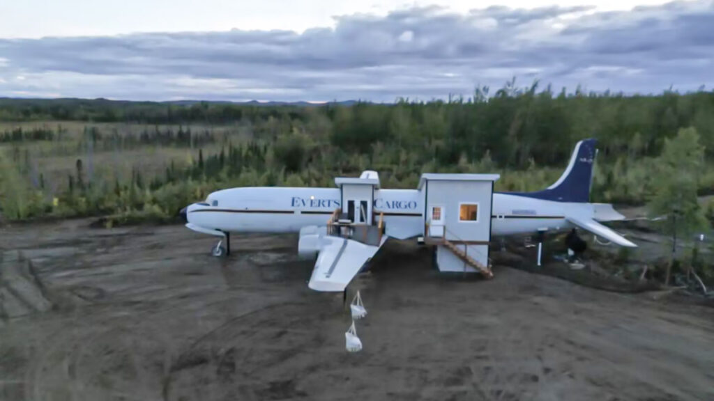 DC-6 Cargo Plane Serves as Airbnb Luring With Modern Amenities
