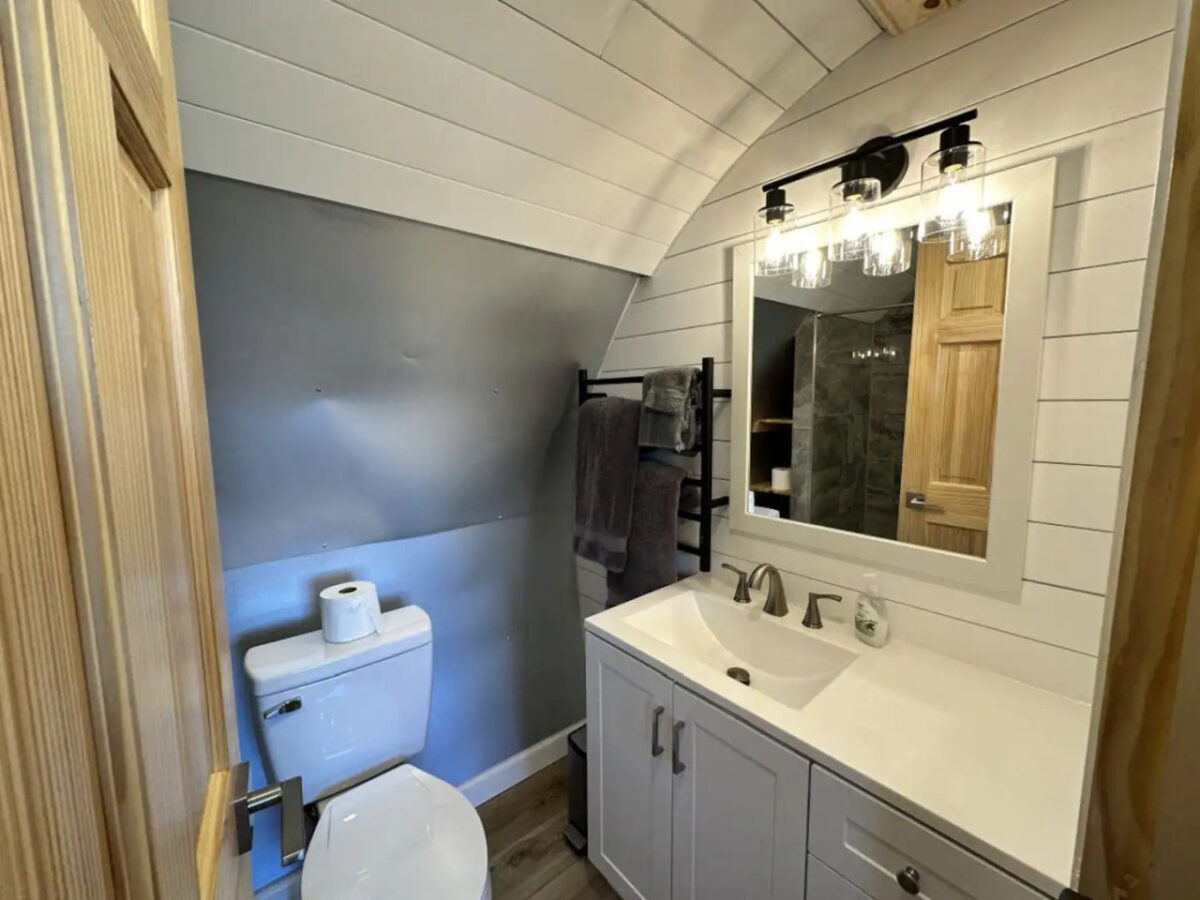 DC-6 Cargo Plane Serves as Airbnb Luring With Modern Amenities