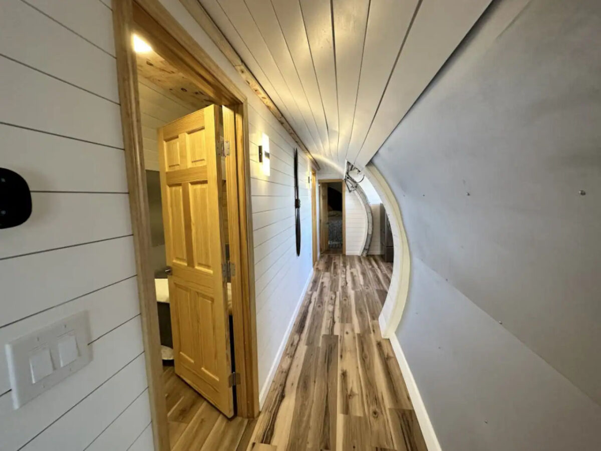 DC-6 Cargo Plane Serves as Airbnb Luring With Modern Amenities