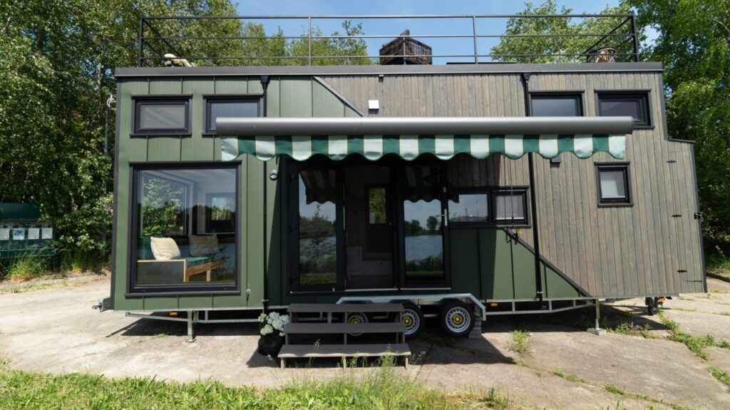 Peach Tiny House has Rooftop Terrace and Sun-Bathed Interior