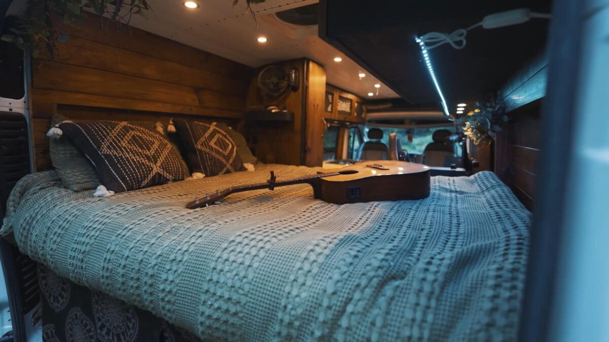 Caravan Serves as Gaming Station and Amplifies Off-Grid Living