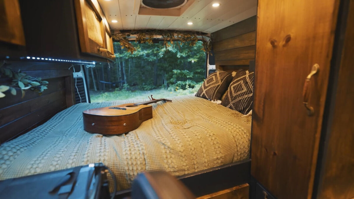 Caravan Serves as Gaming Station and Amplifies Off-Grid Living