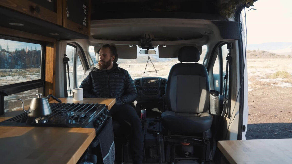 Caravan Serves as Gaming Station and Amplifies Off-Grid Living