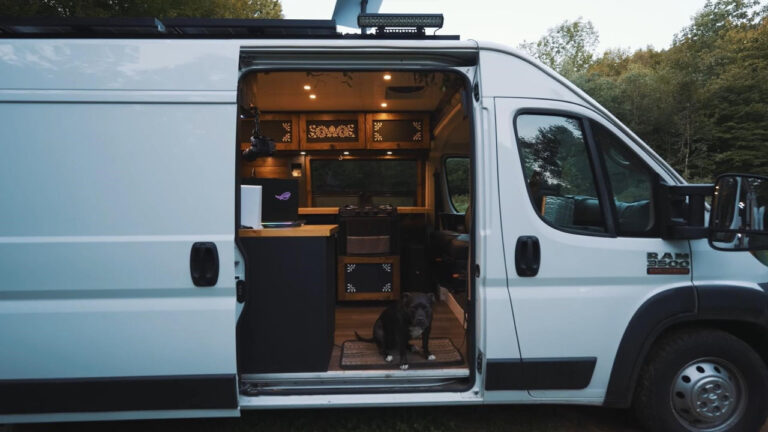 Caravan Serves as Gaming Station and Amplifies Off-Grid Living