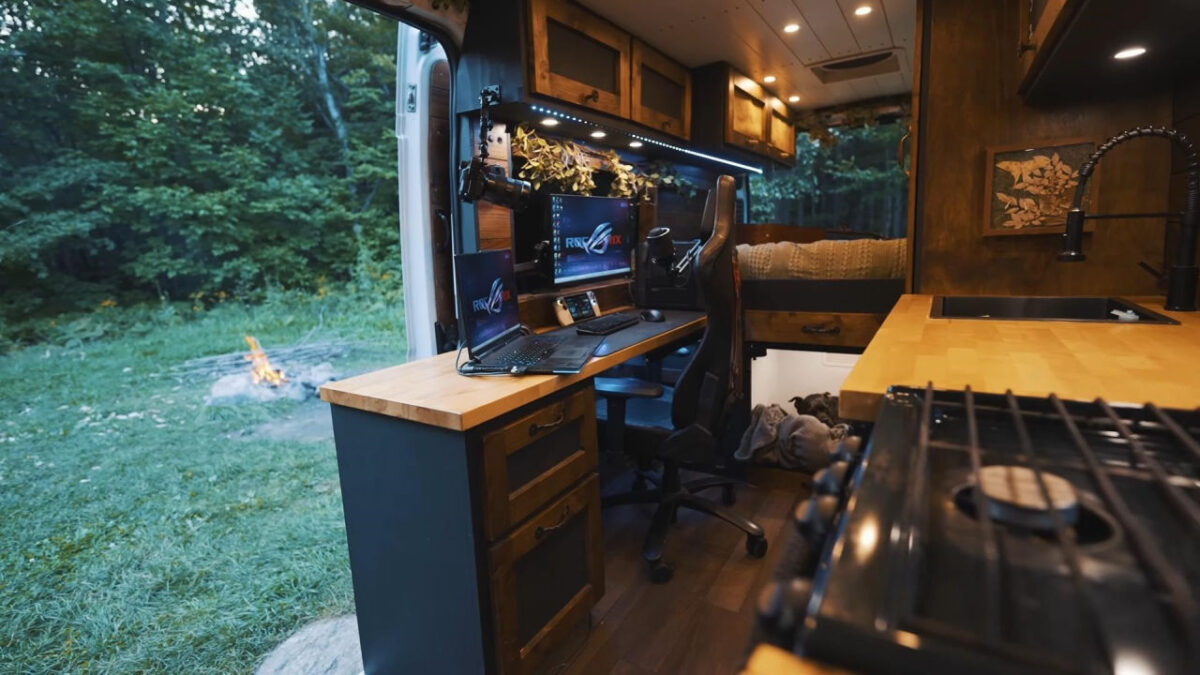 Caravan Serves as Gaming Station and Amplifies Off-Grid Living
