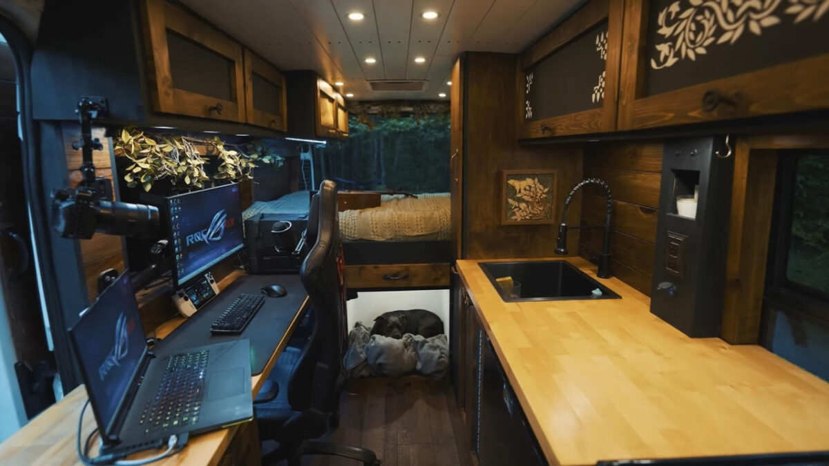 Caravan Serves as Gaming Station and Amplifies Off-Grid Living