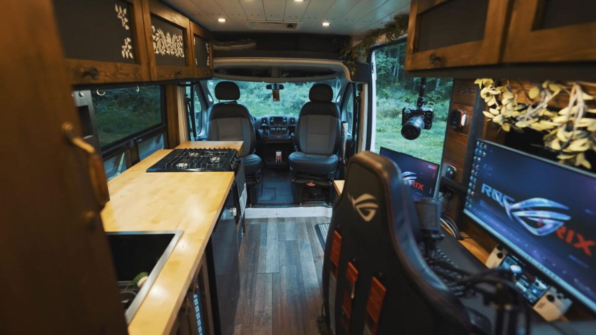 Caravan Serves as Gaming Station and Amplifies Off-Grid Living