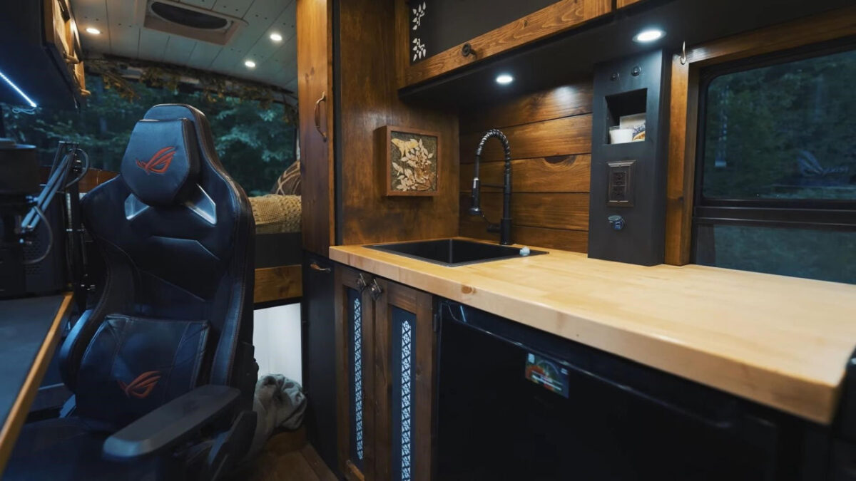Caravan Serves as Gaming Station and Amplifies Off-Grid Living