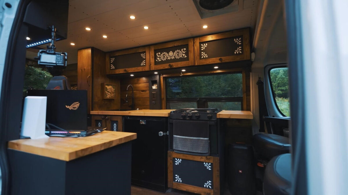 Caravan Serves as Gaming Station and Amplifies Off-Grid Living