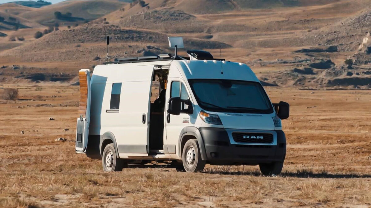 Caravan Serves as Gaming Station and Amplifies Off-Grid Living