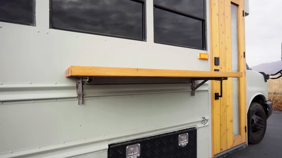 Bus Tiny House Helps Veteran Couple to Realize Their Dream
