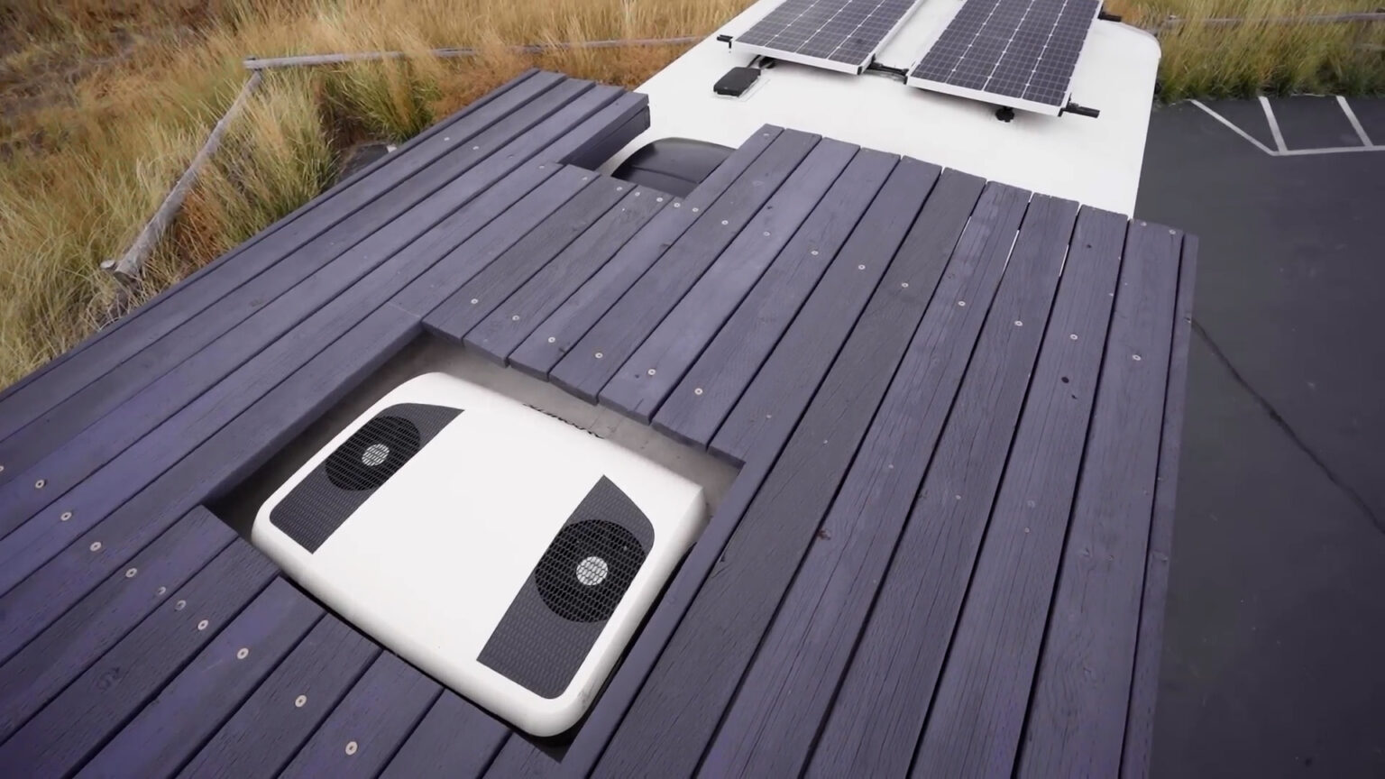 Bus Tiny House Helps Veteran Couple to Realize Their Dream