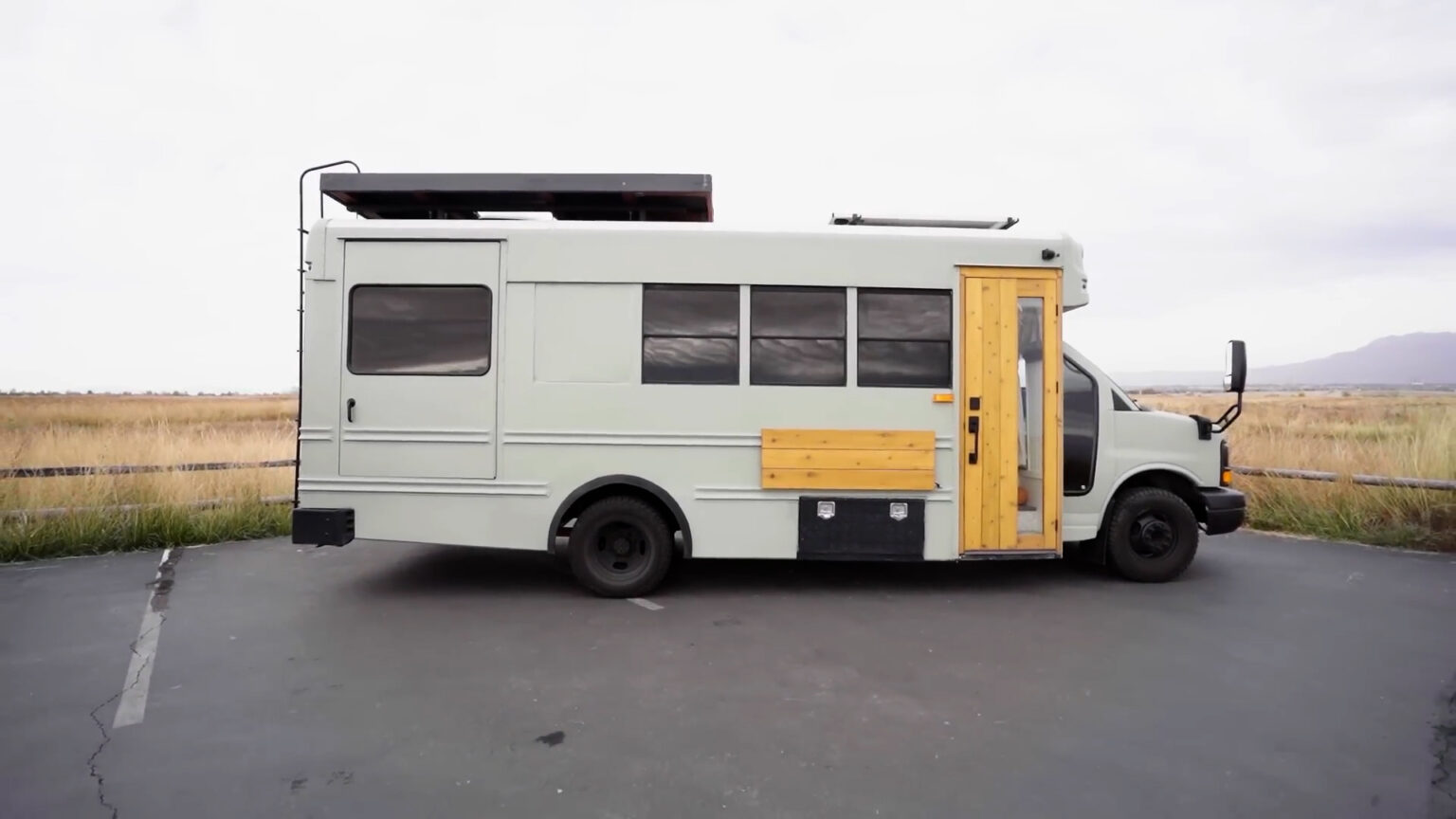 Bus Tiny House Helps Veteran Couple to Realize Their Dream