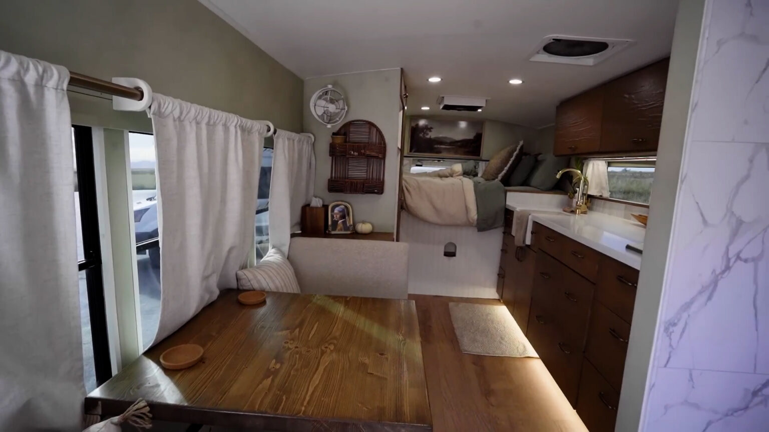 Bus Tiny House Helps Veteran Couple to Realize Their Dream