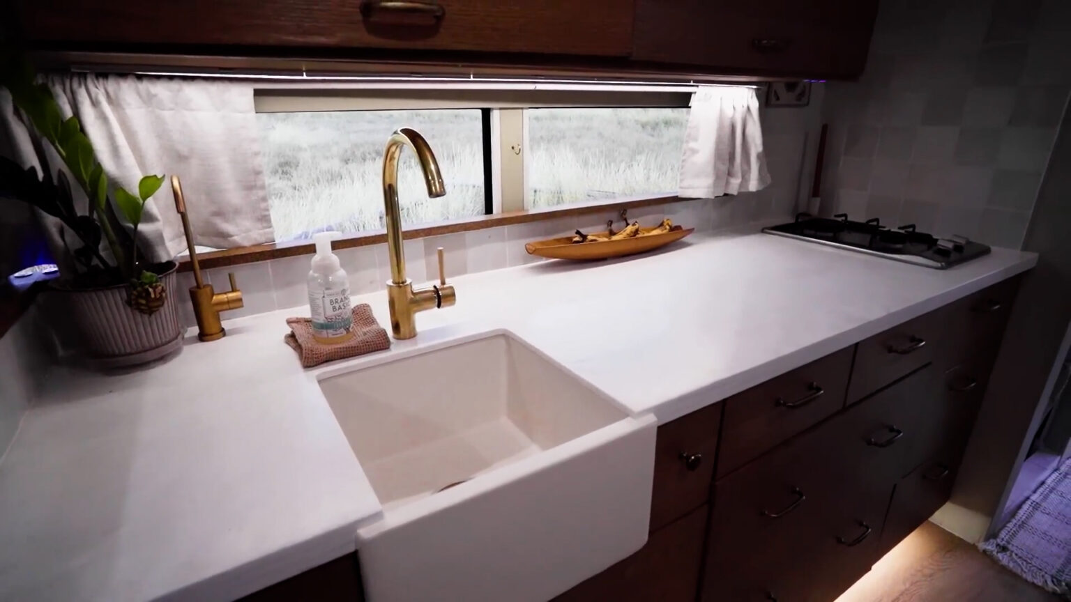 Bus Tiny House Helps Veteran Couple to Realize Their Dream