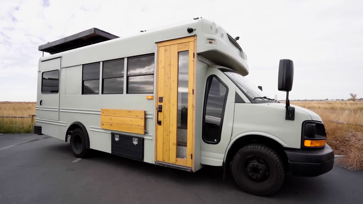 Bus Tiny House Helps Veteran Couple to Realize Their Dream