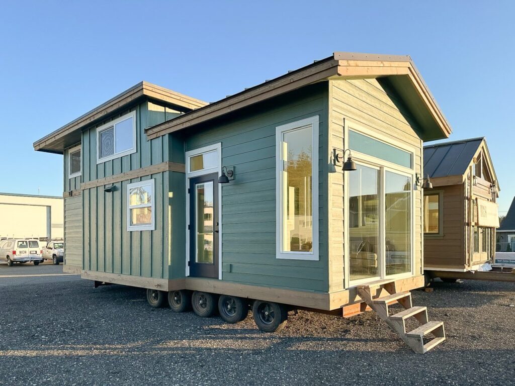 Lopez Tiny House With Spacious Interior Packs 3 Bedrooms