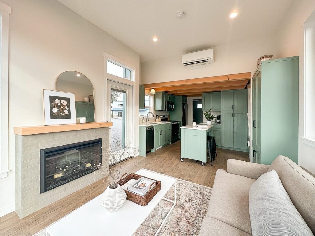 Lopez Tiny House With Spacious Interior Packs 3 Bedrooms