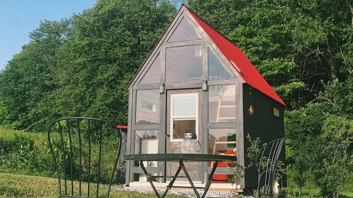 Light-Filled Meadowlark Hut Tiny House Offers Farmhouse Living