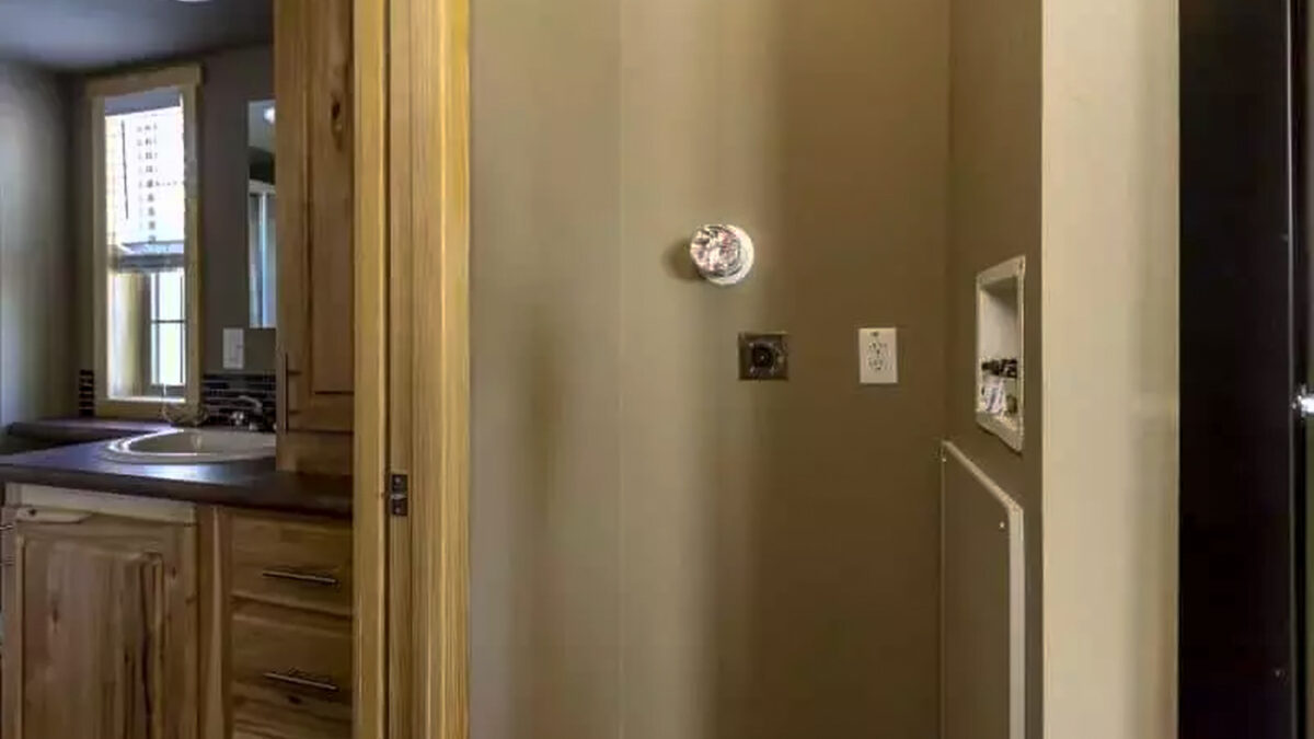 Dollhouse-Like Ashland 1 Tiny House has a Functional Deck