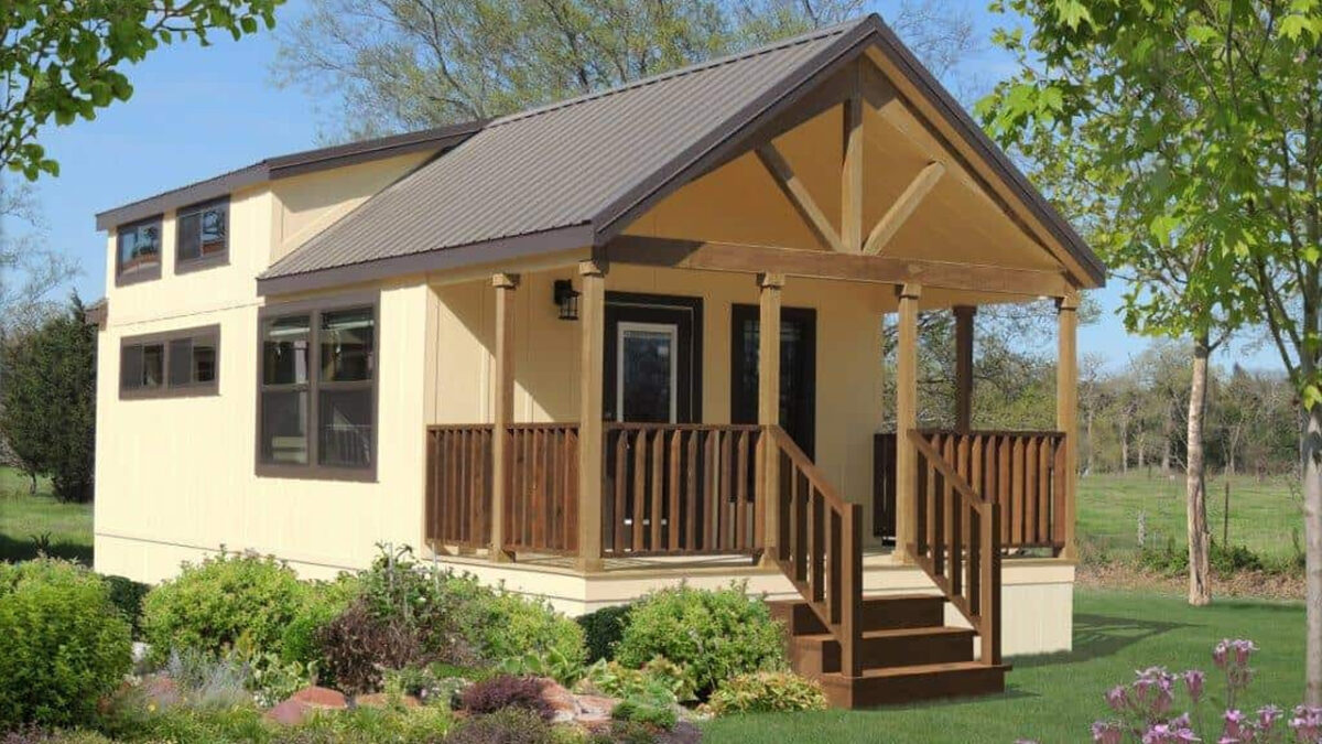 Dollhouse-Like Ashland 1 Tiny House has a Functional Deck