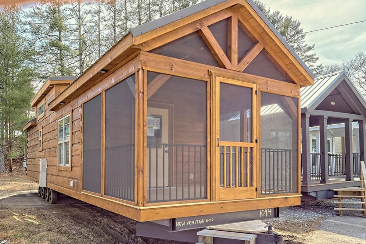 Lincoln Tiny House has Screened Porch, Doghouse in Living Room