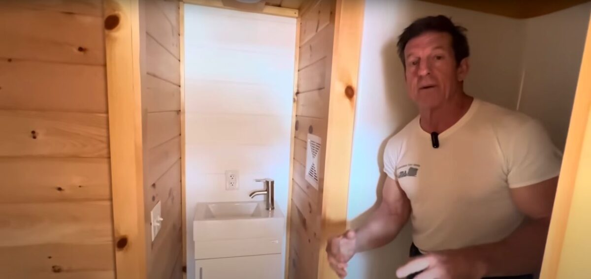 Single-Floor Charleston Tiny House Partitions Living Spaces With ...