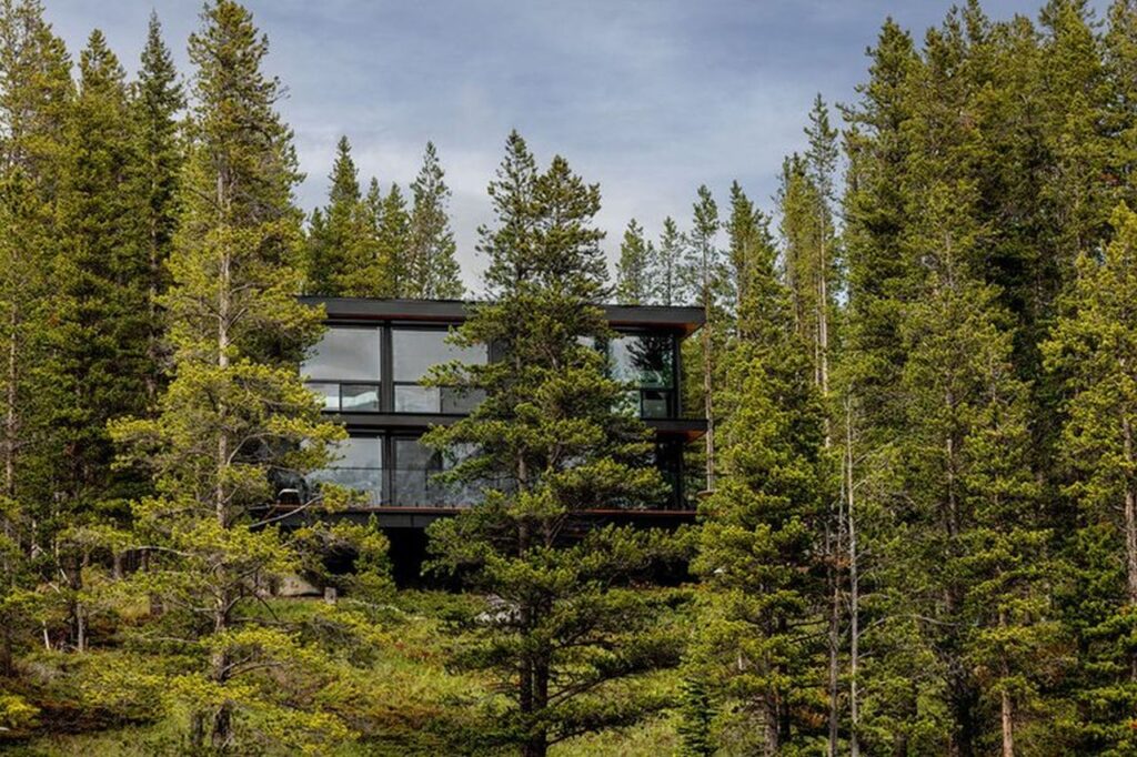 HS8 House Flaunts Four Bedrooms and Four Bathrooms