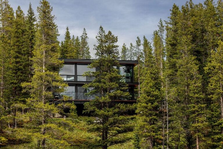 HS8 House Flaunts Four Bedrooms and Four Bathrooms