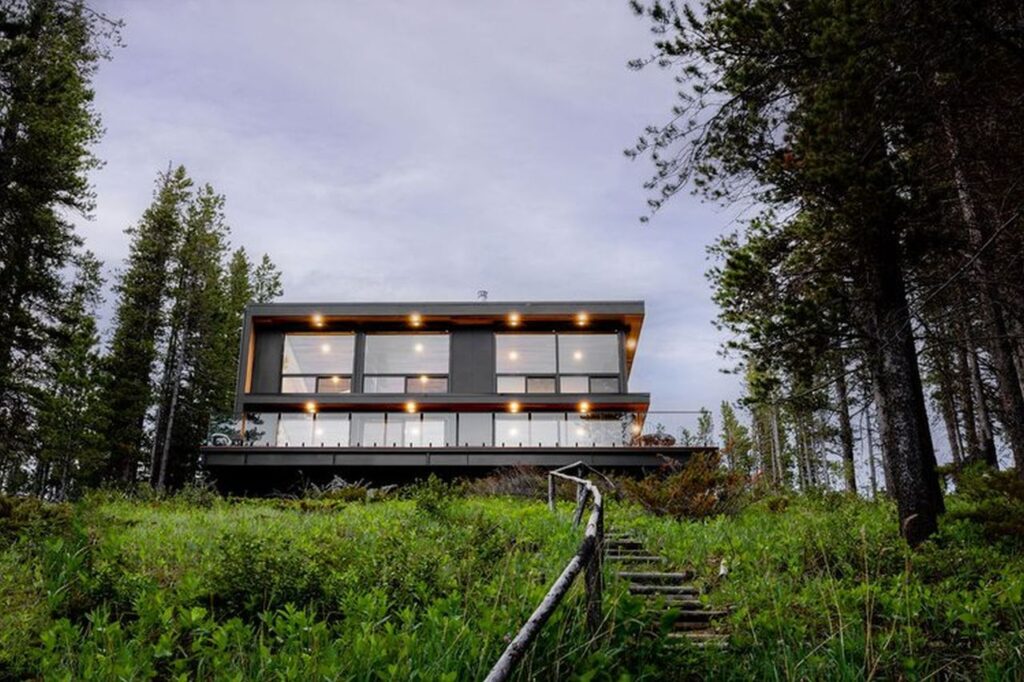 HS8 House Flaunts Four Bedrooms and Four Bathrooms