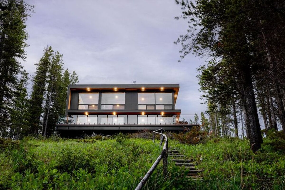 HS8 House Flaunts Four Bedrooms and Four Bathrooms