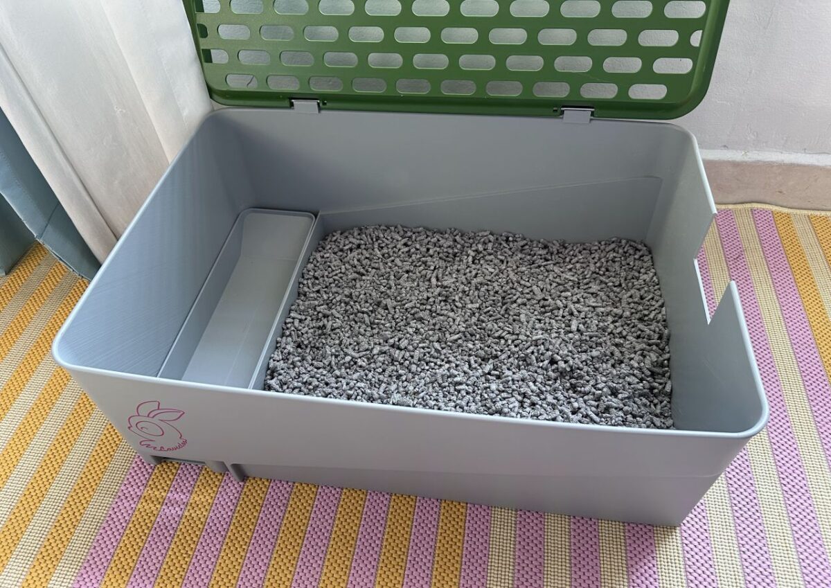 Lavieloo Bunny Litter Box Made of Recycled Plastic Minimizes Mess