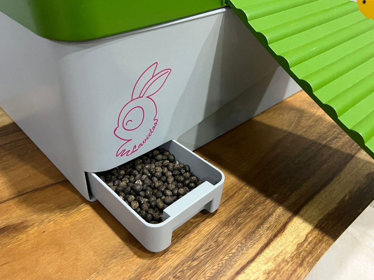 Lavieloo Bunny Litter Box Made of Recycled Plastic Minimizes Mess
