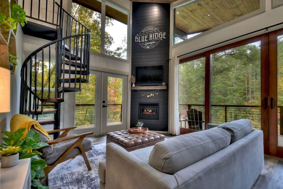 River Rock Treehouse With Open Loft has Wrap-Around Deck