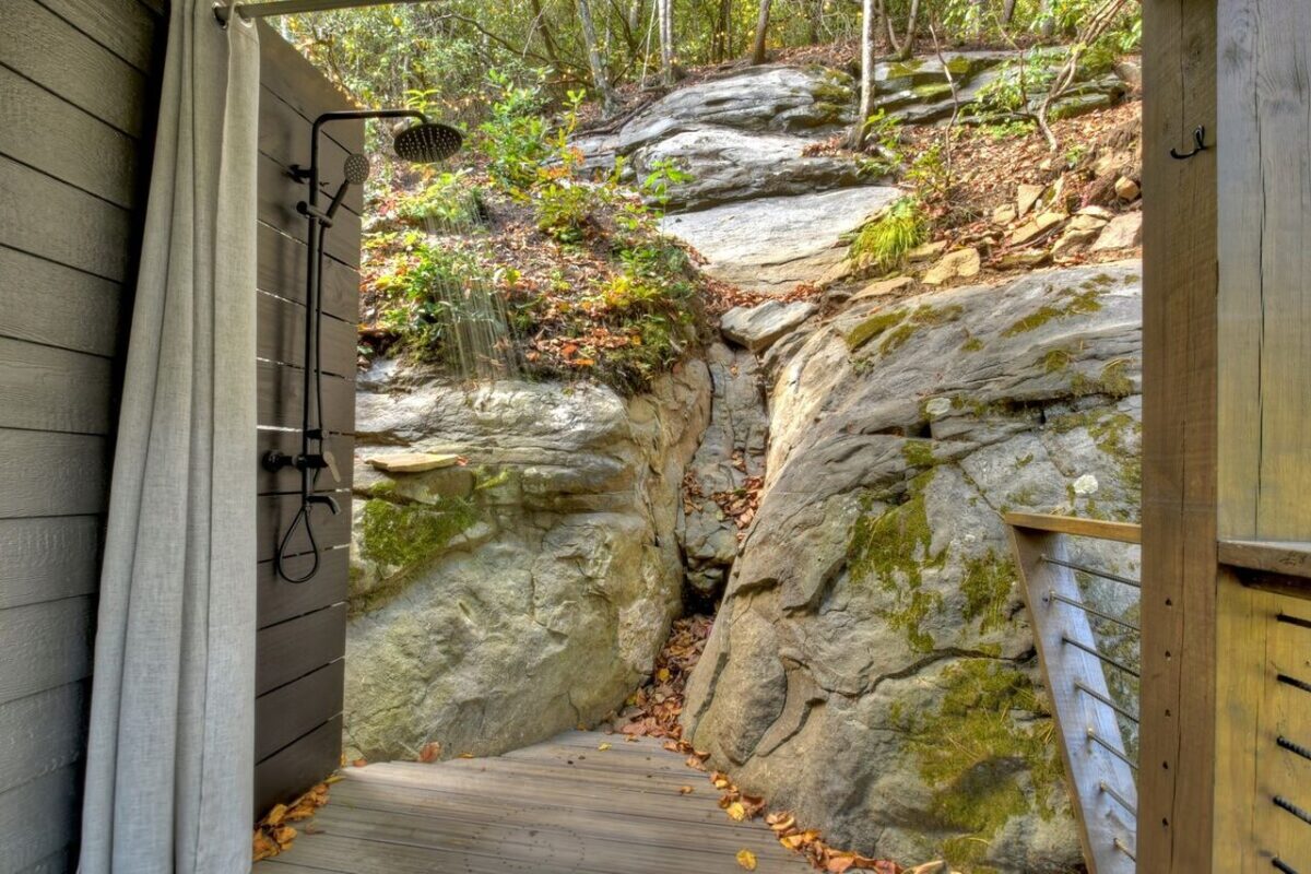 River Rock Treehouse With Open Loft has Wrap-Around Deck