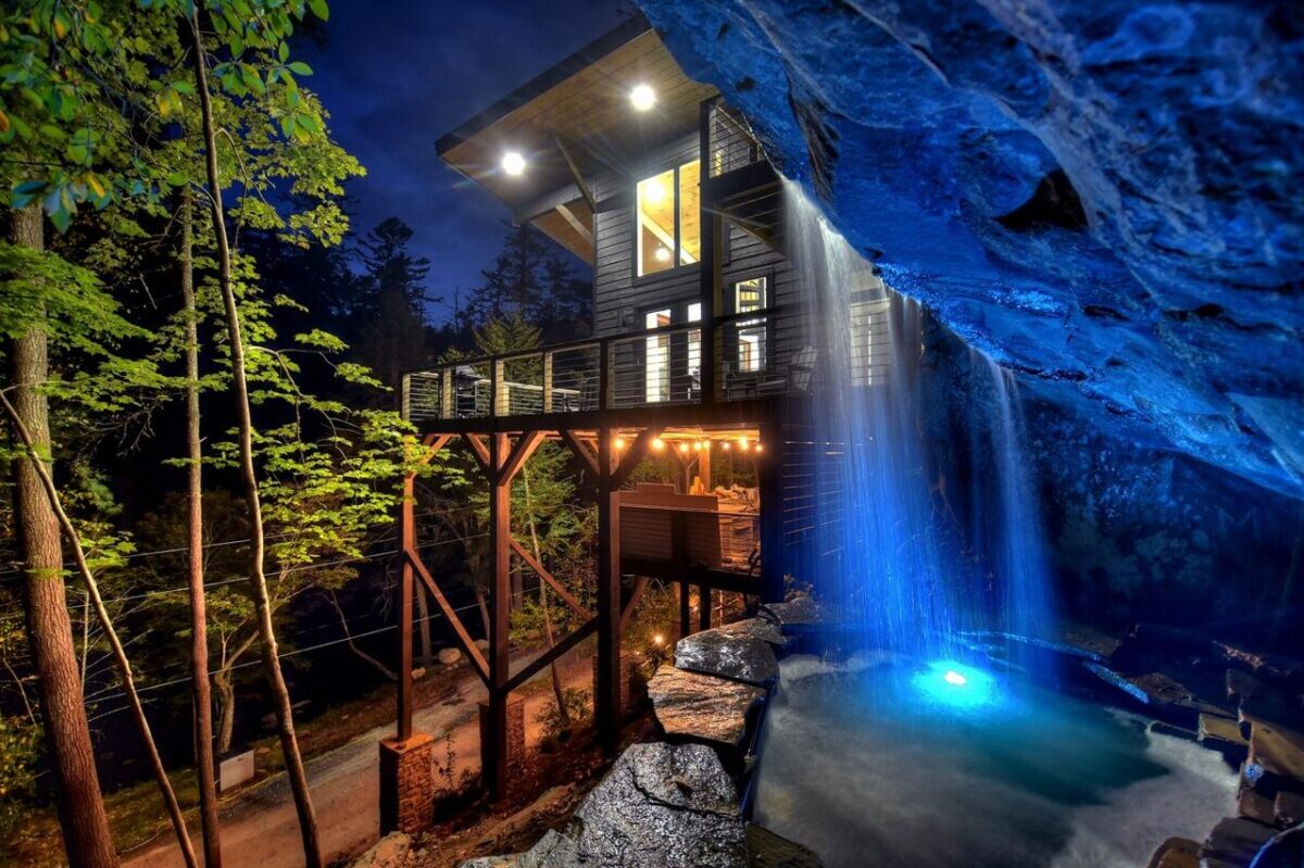 River Rock Treehouse With Open Loft has Wrap-Around Deck