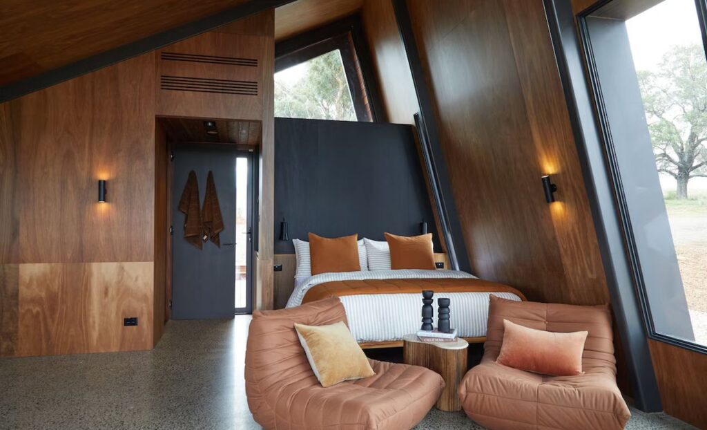 Gilay Tiny Retreat Packs Single-Level Luxury in Angular Structure