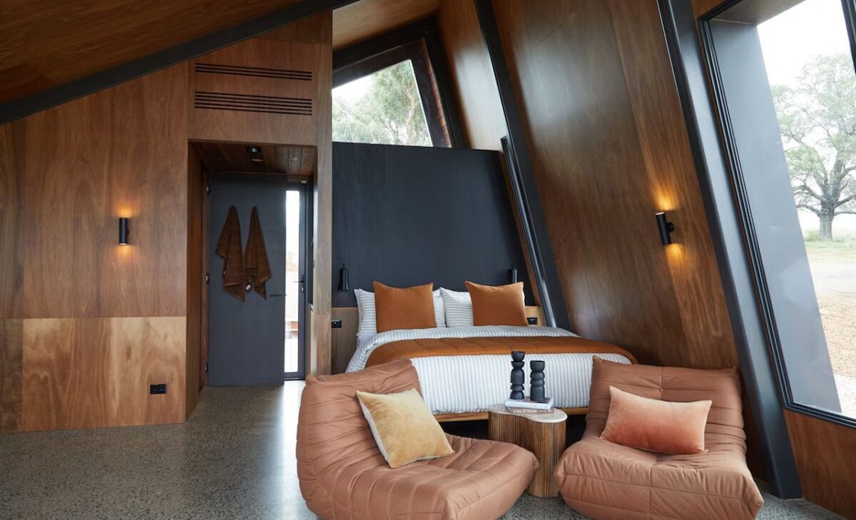 Gilay Tiny Retreat Packs Single-Level Luxury in Angular Structure