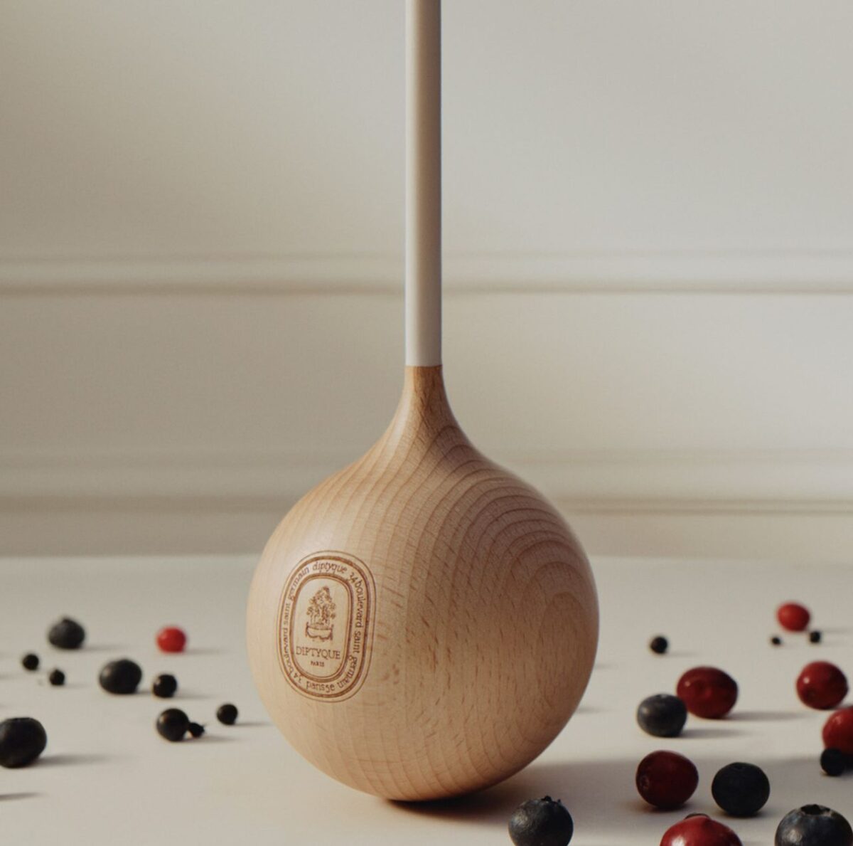 Culbuto Diffuser Oscillates on Spherical Base With Ceramic Stick
