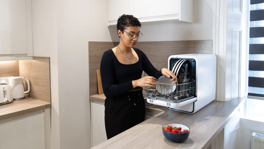 Capsule Solo Dishwasher Redefines Washing Dishes